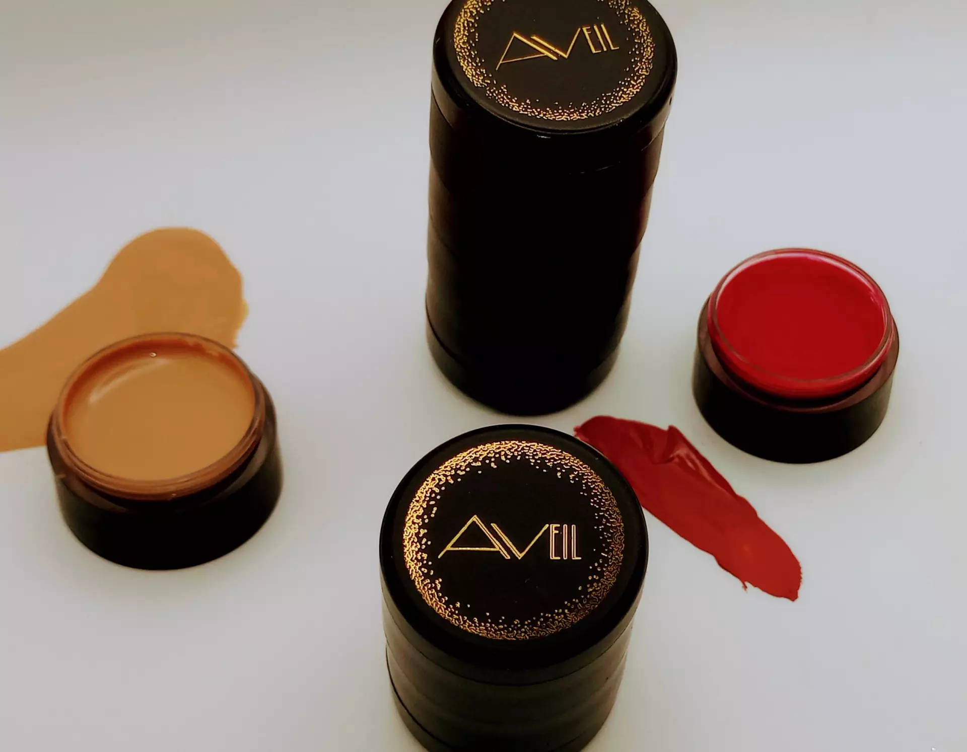 Aveil - Compact, portable, personalised and travel-friendly makeup ...