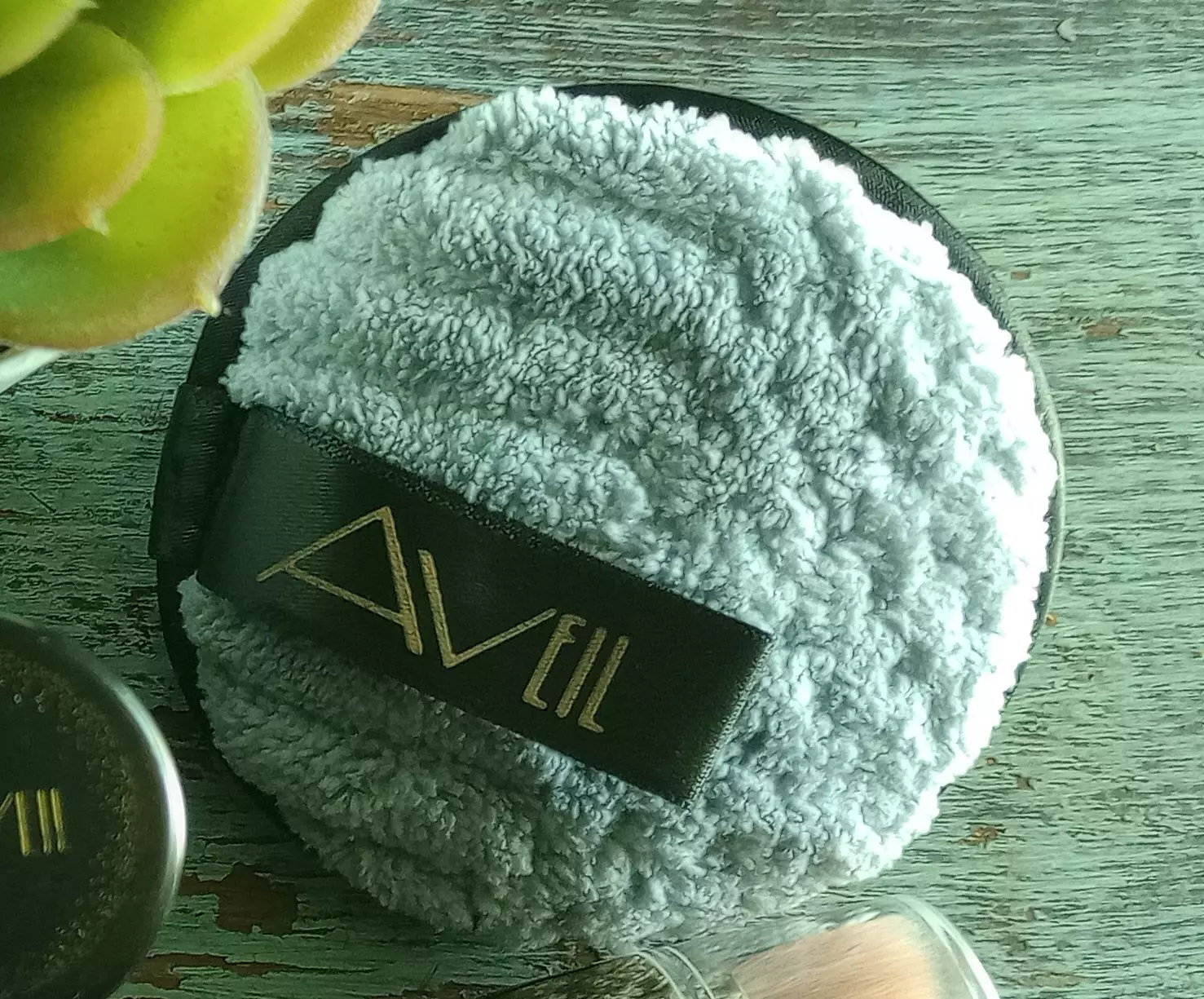 Aveil - Compact, portable, personalised and travel-friendly makeup ...